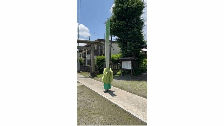 頭部2m超え「長ネギ」キャラが輪をくぐる“神社の儀式”が話題…首や腰は大丈夫なの？中の人に聞いた｜FNNプライムオンライン