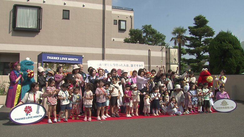 「ここで産んでよかった」感謝をキャラクターと伝えるUSJの出張サプライズ！涙ぐむ助産師｜FNNプライムオンライン