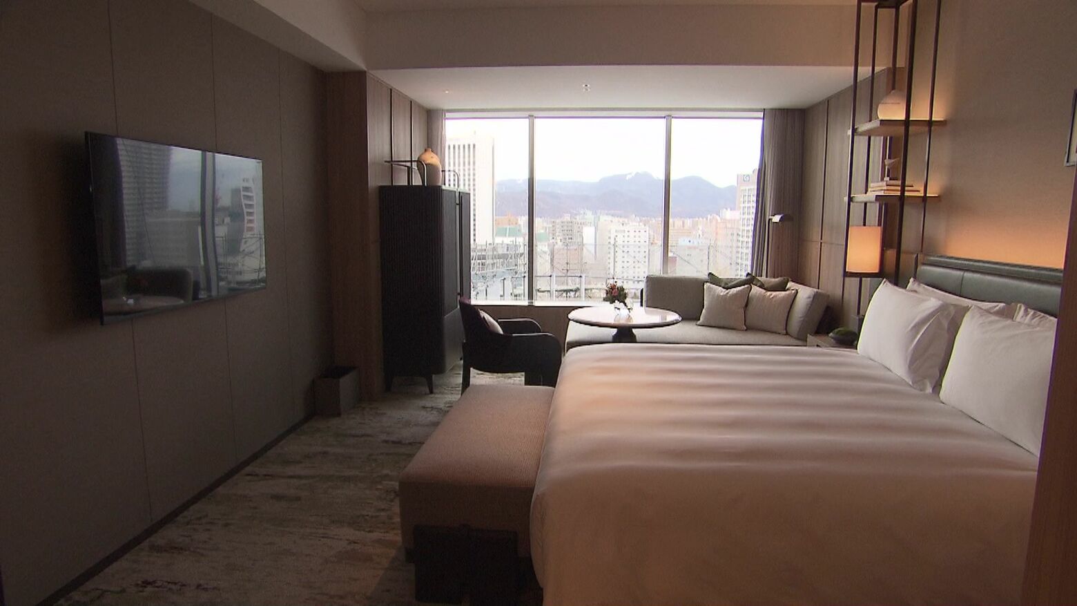 札幌市民の憩いの場「中島公園」エリアに外資系高級ホテル 室内を初公開 全室にプライベートバー 豊平川に臨むテラスで楽しむフードコートも 2025年6月完成予定の「ライラックスクエア」｜FNN ...