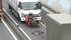 環七でバイクが後ろのトラックに追突され、前のトラックに突っ込む　…