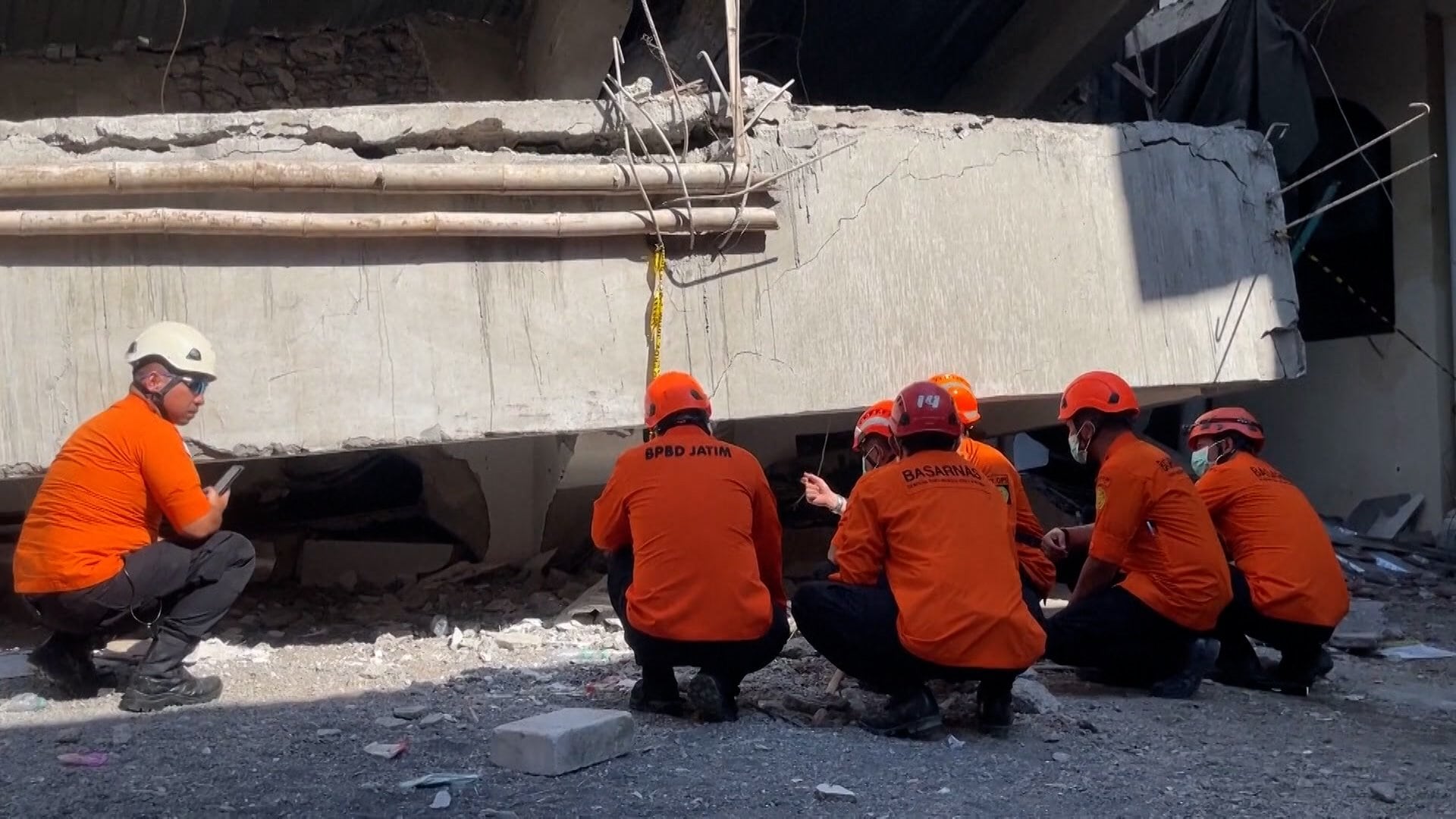 救出活動は“手作業”のみで難航…学校の礼拝堂が突然“崩壊”学生たちいまも59人が下敷きか 当局「建築技術に問題」と指摘（FNNプライムオンライン）｜dメニューニュース（NTTドコモ）