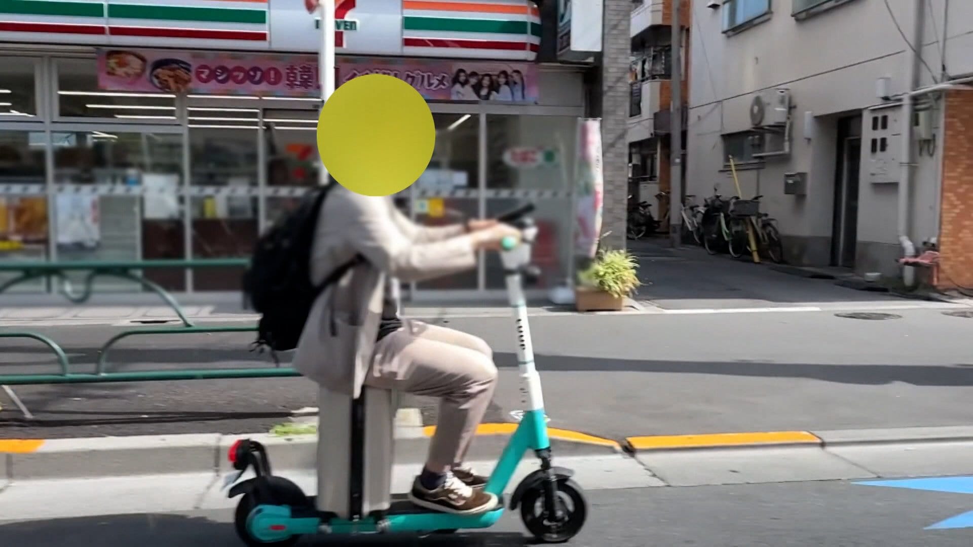 バカ「LUUP」が晒される スーツケースに腰掛けて電動キックボードを運転 : ファンサマリィ