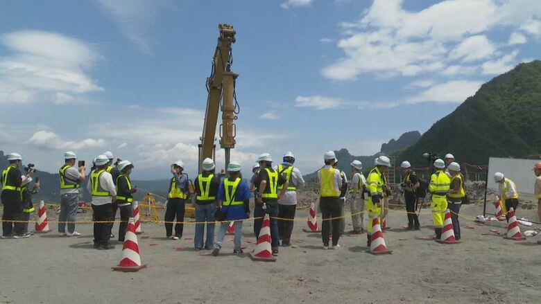 異様な光景…高さ70m“巨大な要塞” 高速道路の「岩塊」撤去工事 見学応募は50倍以上の人気｜FNNプライムオンライン