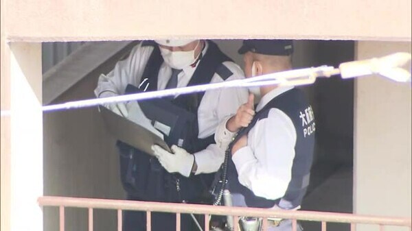 マンション廊下で女性が男に刺され死亡 事件後男は精神安定剤を大量服用 女性の“元夫”が刺したか｜FNNプライムオンライン