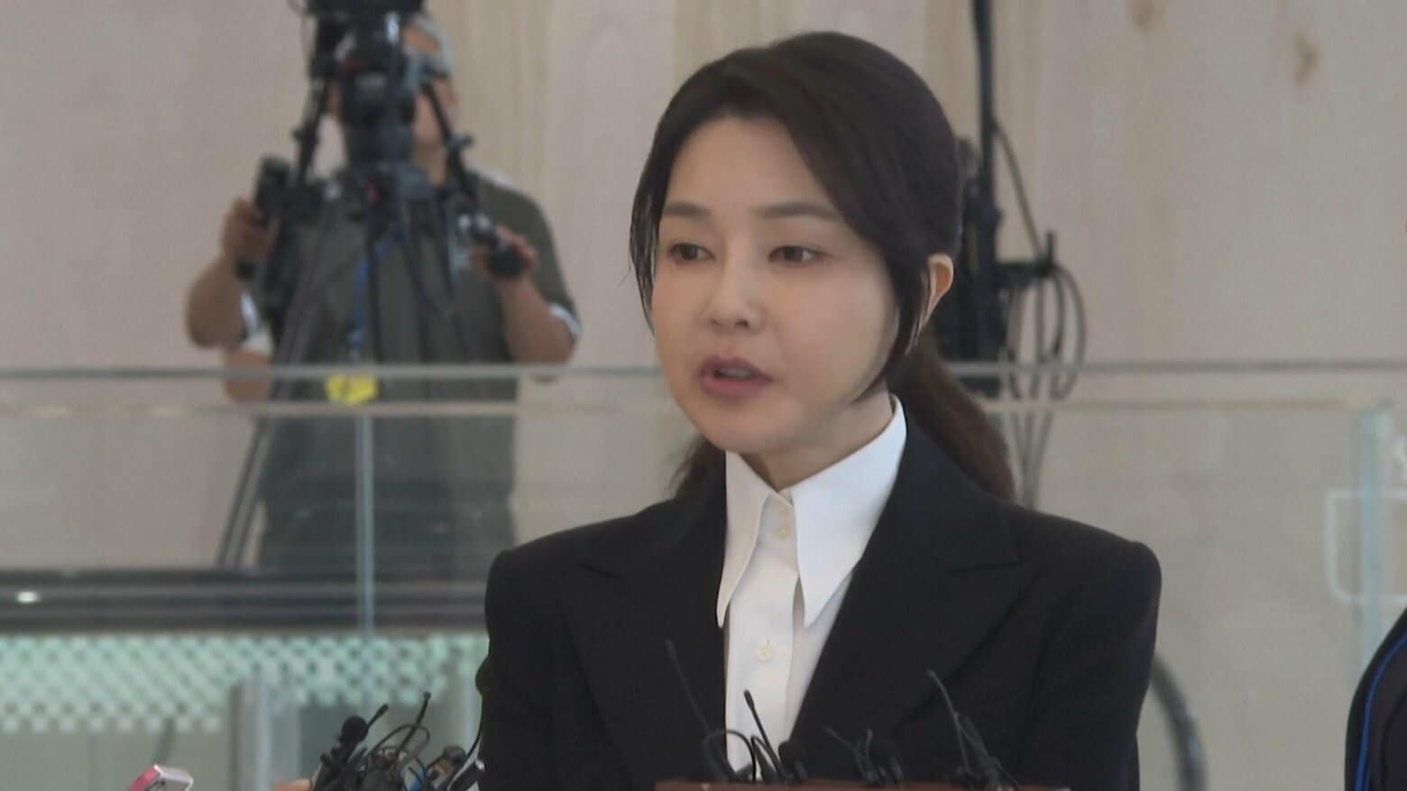 逮捕の韓国前大統領夫人・金建希氏に新たな疑惑 「警護用ロボット犬」契約めぐり約500万円のスイス製高級時計を受け取った疑い｜FNNプライムオンライン