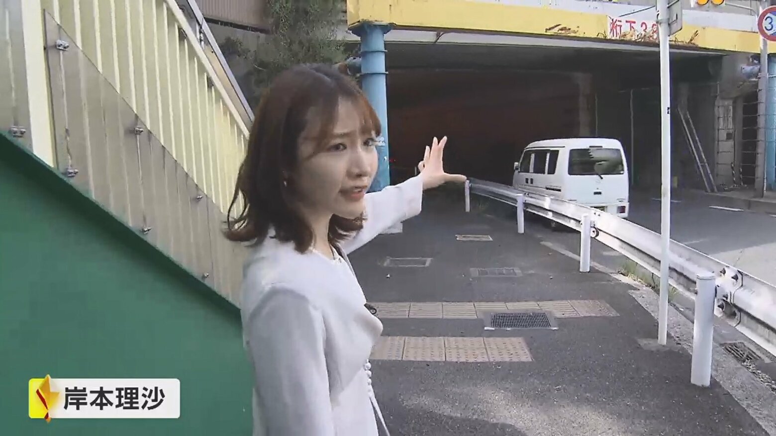 【独自】「ロケット落ちたかと…」Jアラートと同時に響いた衝撃音…JR高架下に大型トレーラー突っ込む｜FNNプライムオンライン