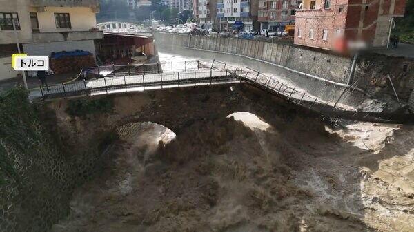 “500年以上の歴史”が一瞬で…豪雨で街のランドマークの橋が崩落する瞬間 修復めど立たず トルコ｜FNNプライムオンライン