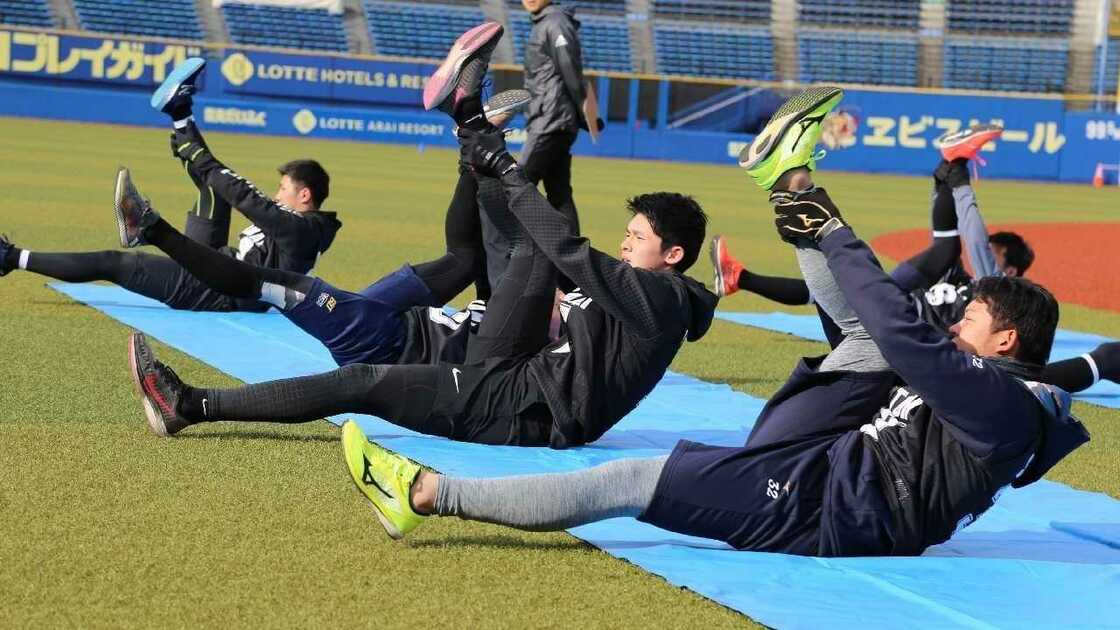 ロッテ佐々木朗希にファンの熱視線 新人合同自主トレで“令和の怪物”フィーバー