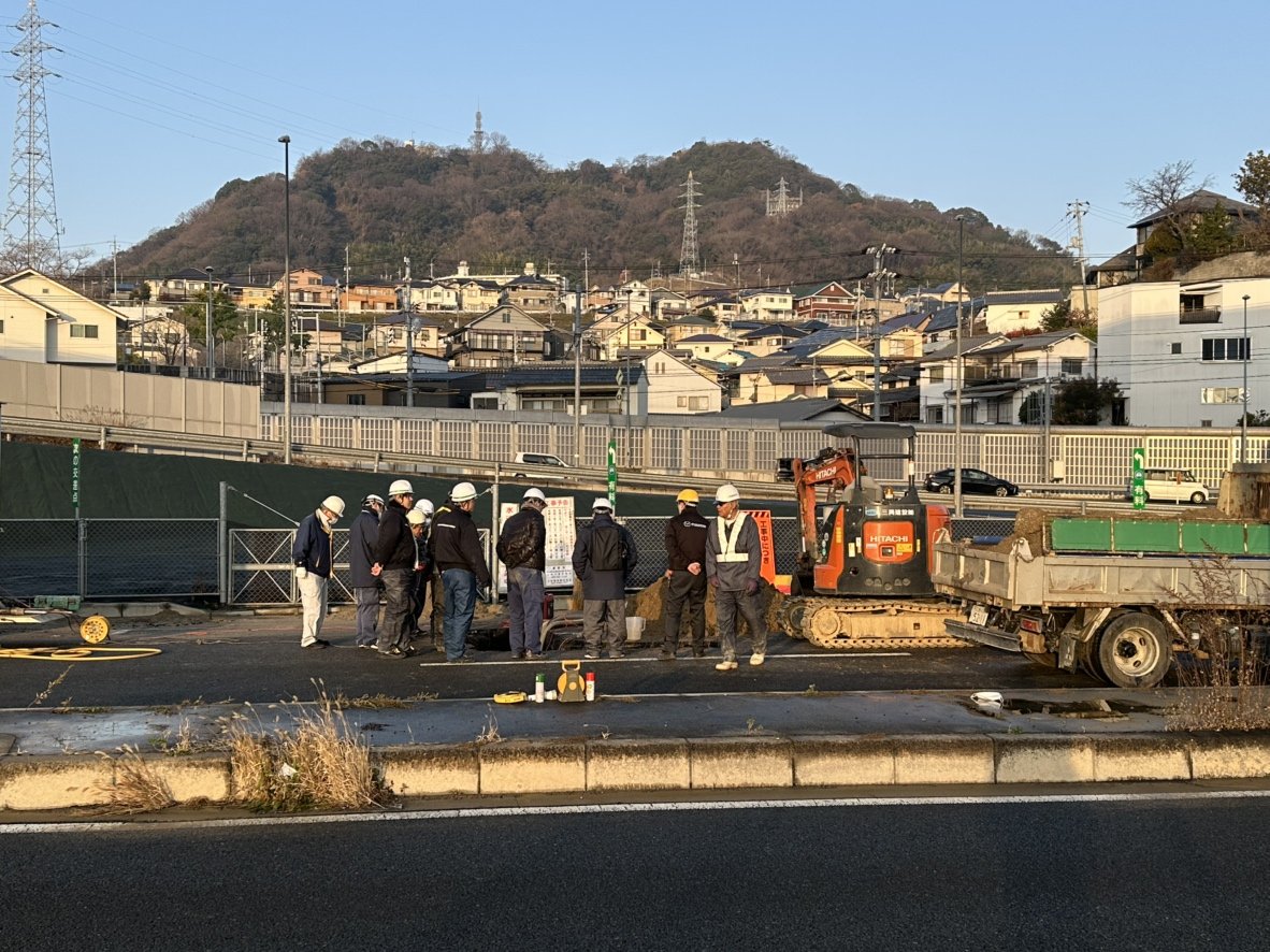 工業用水の水道管から漏水 一時県道が冠水 埋設から62年で老朽化原因か 広島市南区｜FNNプライムオンライン