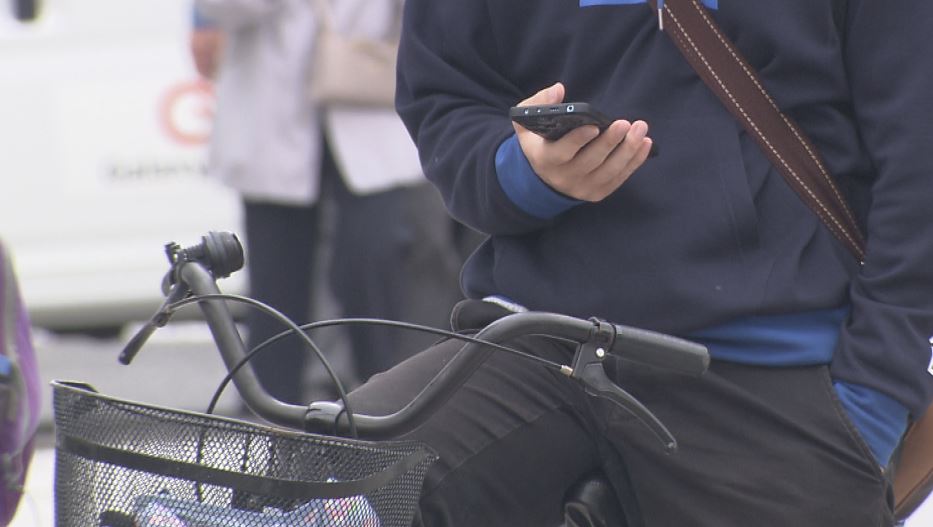 懲役刑も…自転車「ながらスマホ」画面の注視は違反 イヤホン要注意 スマホスタンドは？11月から厳罰化｜FNNプライムオンライン