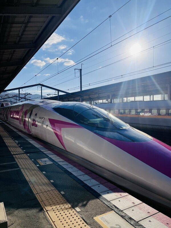 「楽しい想い出を最後まで」多くの人に愛される「ハローキティ新幹線」 2026年春運行終了 JR西日本｜FNNプライムオンライン