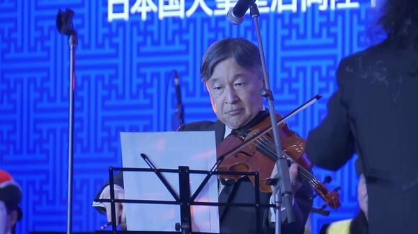陛下が愛用のビオラ演奏される場面も…天皇皇后両陛下モンゴル訪問 大統領夫妻主催の晩さん会に出席され元横綱たちも歓迎「本当に感無量」｜FNNプライムオンライン