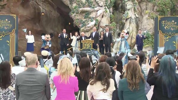 【数分で完売】家族3人で予算10～15万円！？ 東京ディズニーシー新エリア「ファンタジースプリングス」誕生で朝から大行列｜FNNプライムオンライン
