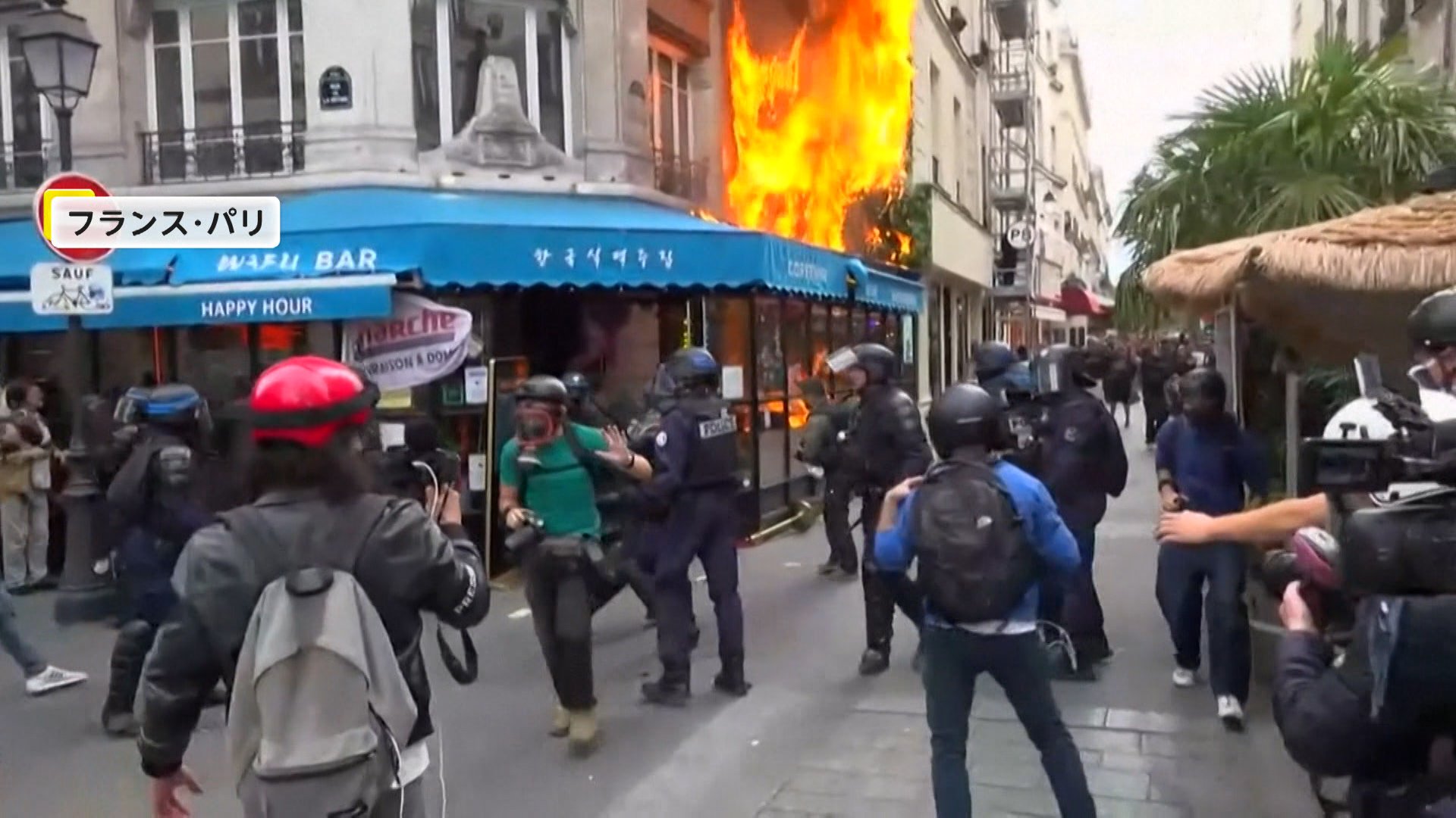 「警察が憎い！」“祝日2日”廃止で大規模デモ 激怒する市民が警察に体当たり 19万人超が参加 緊張高まるフランス・パリ（FNNプライムオンライン）｜dメニューニュース（NTTドコモ）