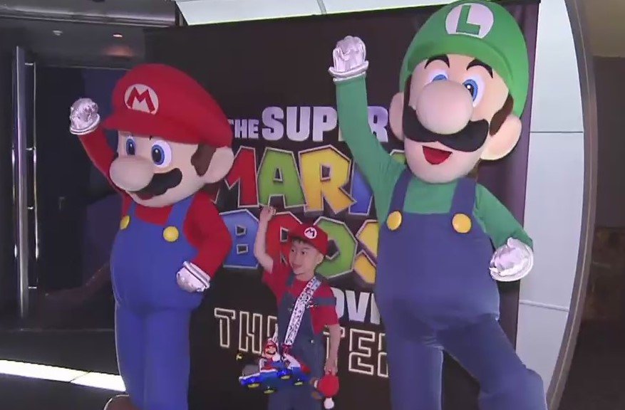 世界で既に1000億円超…！映画「スーパーマリオ」きょう日本公開 劇場にファン駆けつけにぎわう｜FNNプライムオンライン