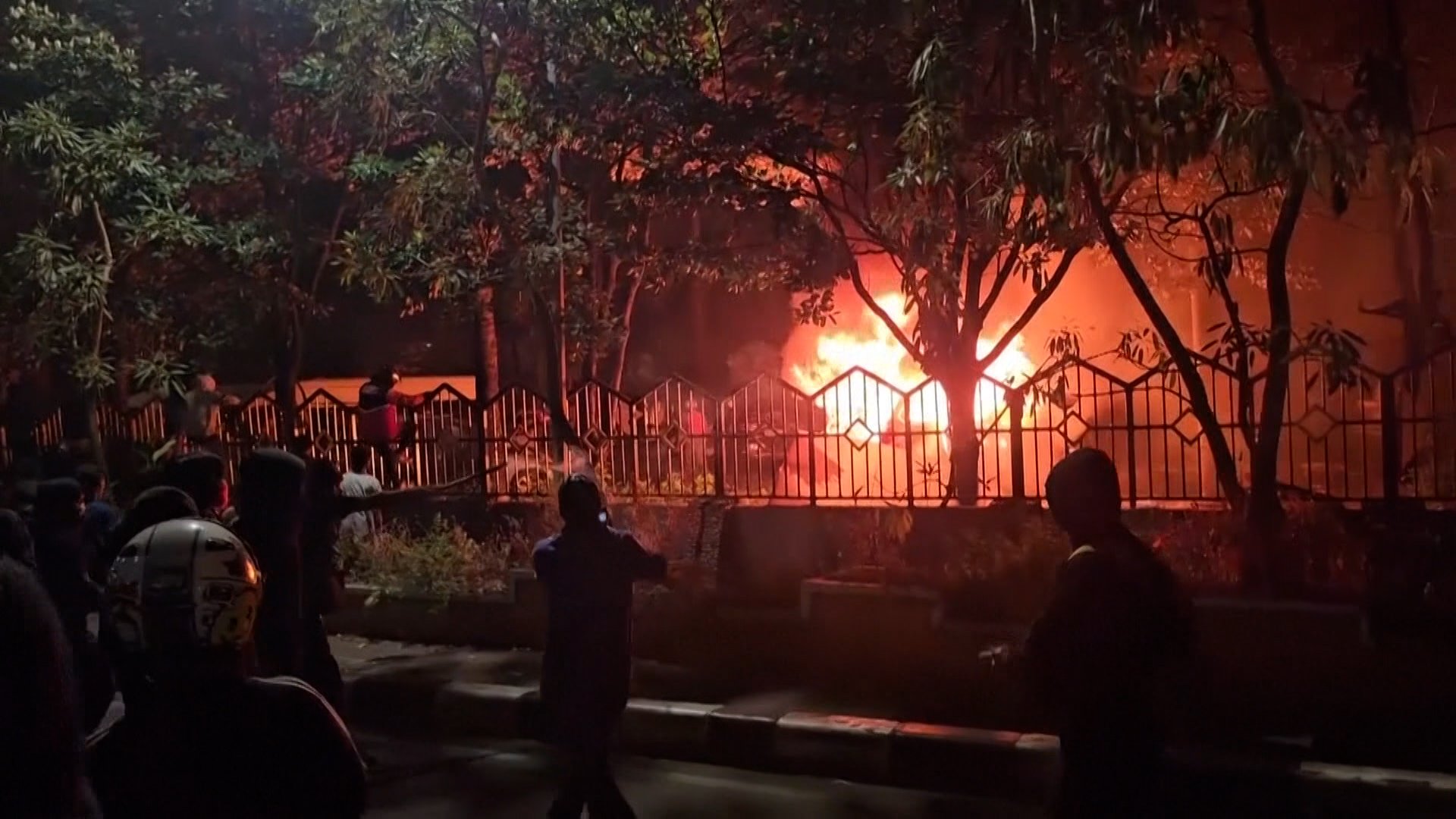 インドネシアで反政府デモ拡大 国会議員の高額な手当に反発…閣僚や国会議員の自宅襲撃も（FNNプライムオンライン）｜dメニューニュース（NTTドコモ）