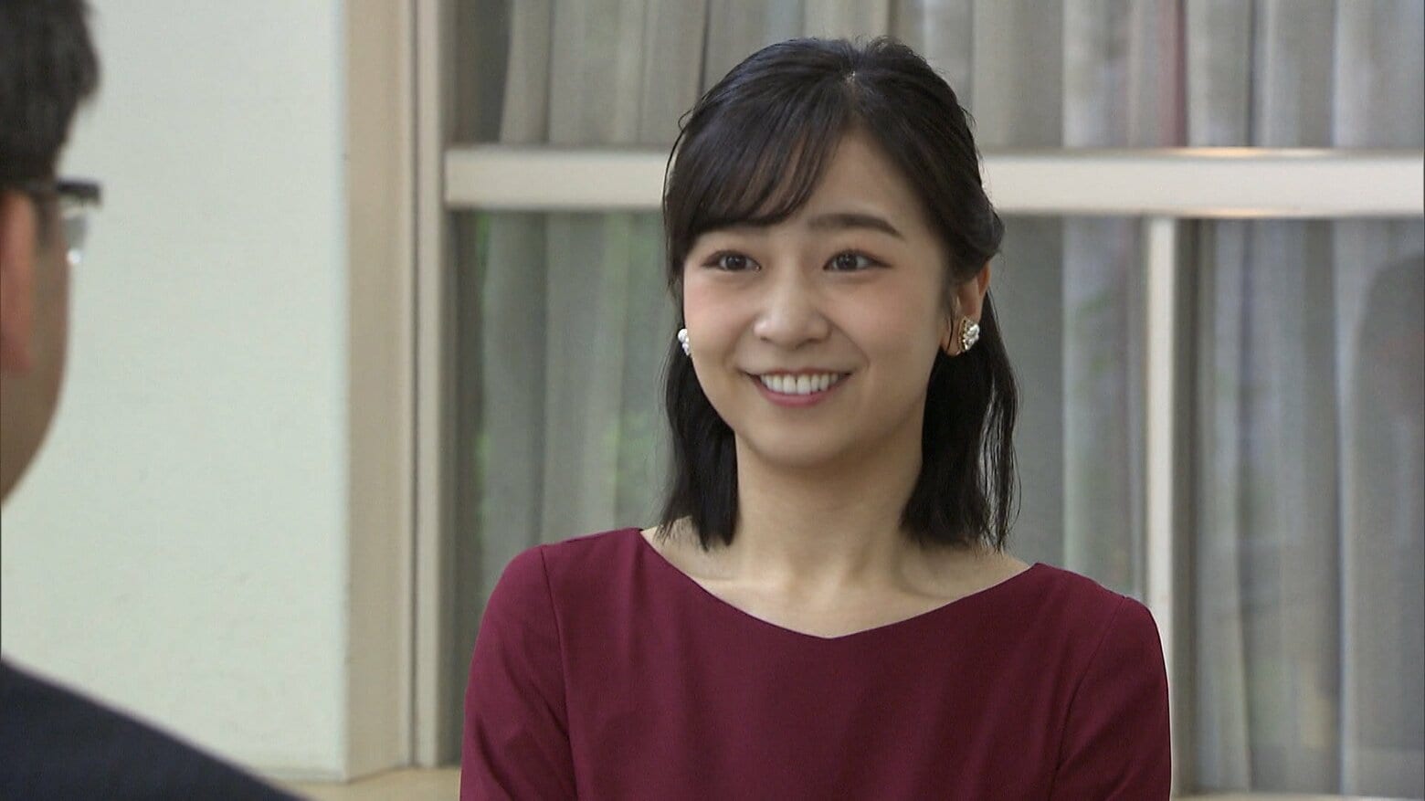 佳子さま、中学生の発表を熱心に聴講 ワインレッドの装いで…ペルーから帰国後最初の公務｜FNNプライムオンライン