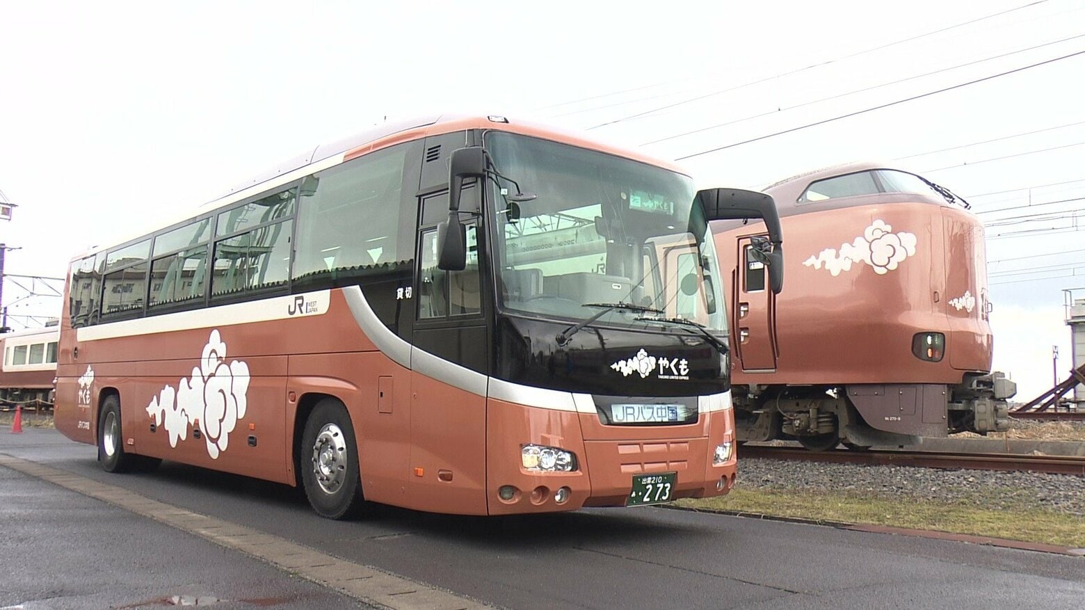 273系「やくも」デビュー1周年記念 “完コピ”ラッピングバス誕生 JR西日本とJRバス中国が特別コラボ｜FNNプライムオンライン