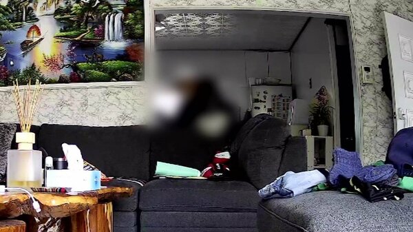 【犯行の一部始終がカメラに】現金1万1000円奪って逃走中の2人組“白いマスクに赤い手袋の男”がリビングに侵入“白い帽子の男”は台所を物色…強盗致傷事件で捜査〈北海道深川市〉｜FNNプライムオンライン