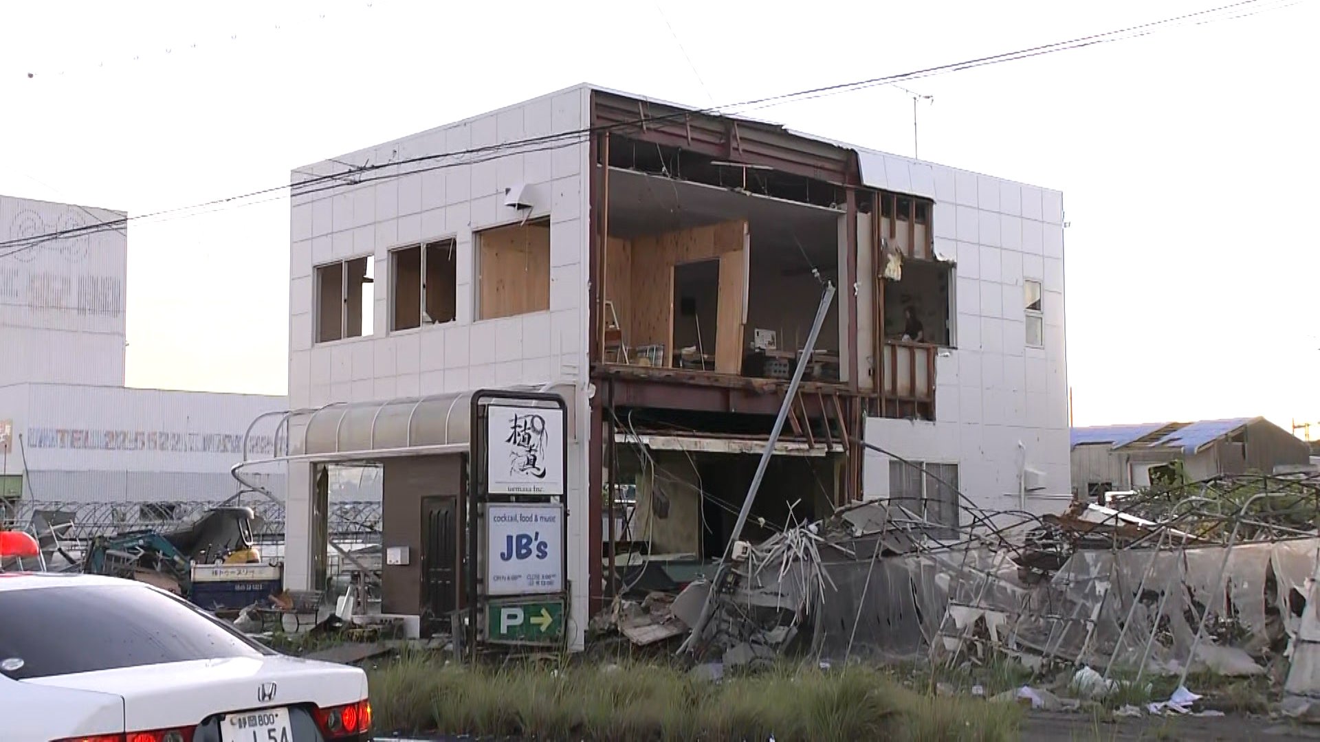 【中継】“突風”被害で横転トラックの運転席部分はまだ現場に…近くに外壁吹き飛んだ建物も 8000戸で停電続く 静岡・牧之原市（FNNプライムオンライン）｜dメニューニュース（NTTドコモ）