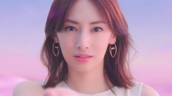 北川景子 ノースリーブ純白ドレス姿で“透き通る肌”披露 “美”と子育て両立の秘けつ語る｜FNNプライムオンライン