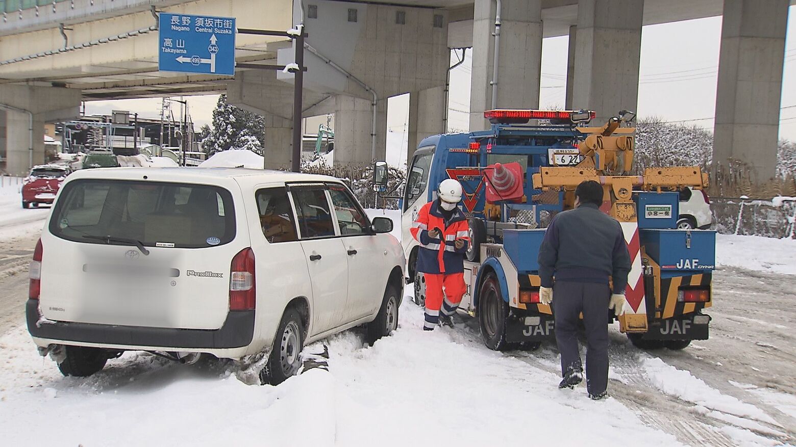 スリップ、脱輪、立ち往生…バッテリー上がりも 冬は車トラブル続出 JAF出動に密着 回避の極意は「急がば回れ」｜FNNプライムオンライン