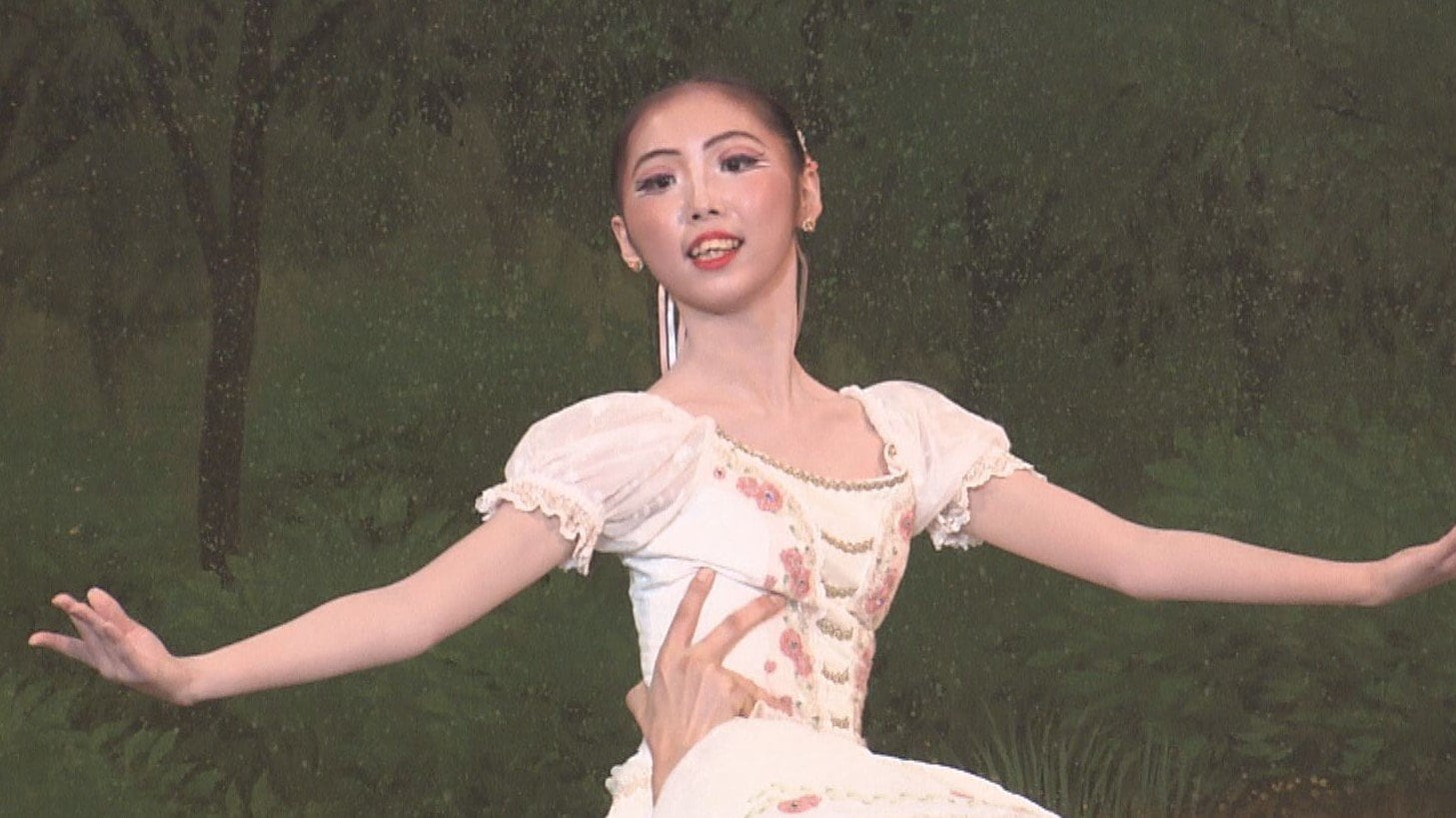 露のバレエ学校留学も半年余で侵攻…16歳バレリーナが踊りに込めた平和への祈り「憧れの舞台で安心して学びたい」｜FNNプライムオンライン