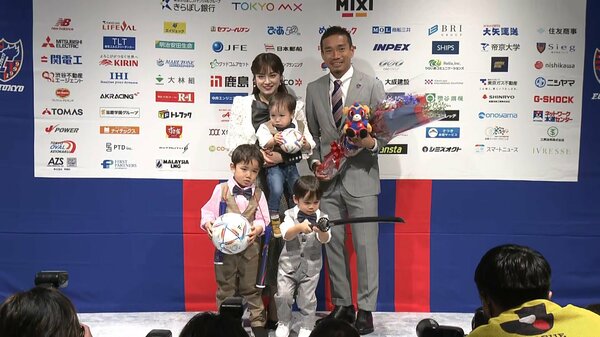 「息子たちはDNAが完全に長友」4度目のW杯・長友佑都をサプライズ祝福 家族も大興奮｜FNNプライムオンライン