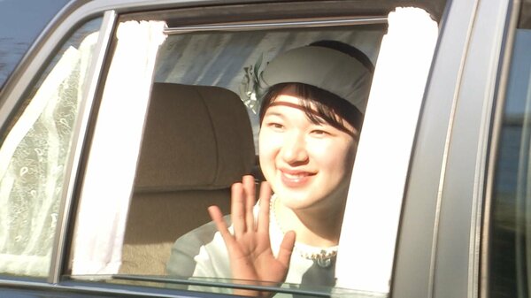 愛子さまが秋篠宮邸へ 淡いブルーの装いで秋篠宮さまに誕生日のお祝いの挨拶｜FNNプライムオンライン