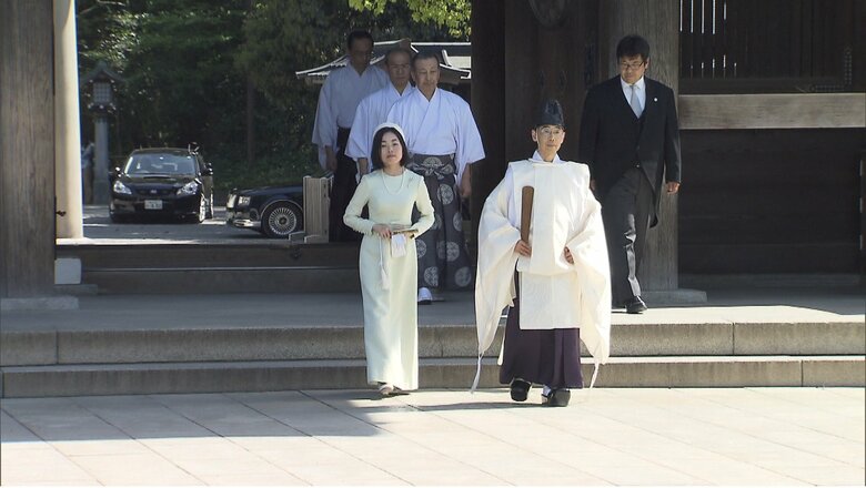 彬子さま淡いグリーンのロングドレス姿で明治神宮を参拝 昭憲皇太后110年祭の節目にあたり｜FNNプライムオンライン
