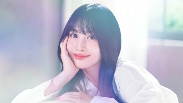 TWICE・MOMO ベッドで美脚披露…白いシャツに身を包み“バルーンダンス” 美脚の秘訣は「たくさん寝ること」｜FNNプライムオンライン