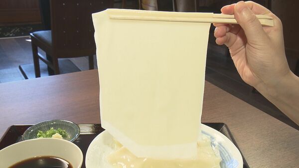 客も驚く「8cmの超幅広麺」…手打ちきしめん専門店の店主が“食べにくさ”を追求 逆に超細切4mmの麺も｜FNNプライムオンライン