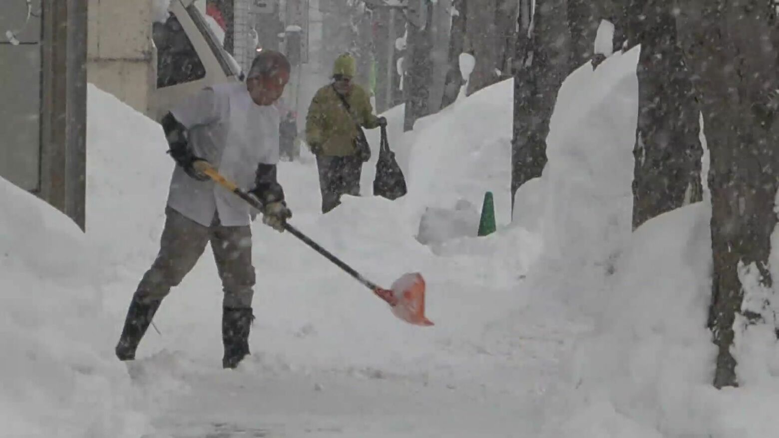 北海道で大雪や吹雪続く 豪雪地帯の倶知安町で北海道最多の積雪122センチ「いまからこんなに降ったらどうなるやら」クリスマスイブ24日は札幌でもまとまった雪にー北海道｜FNNプライムオンライン