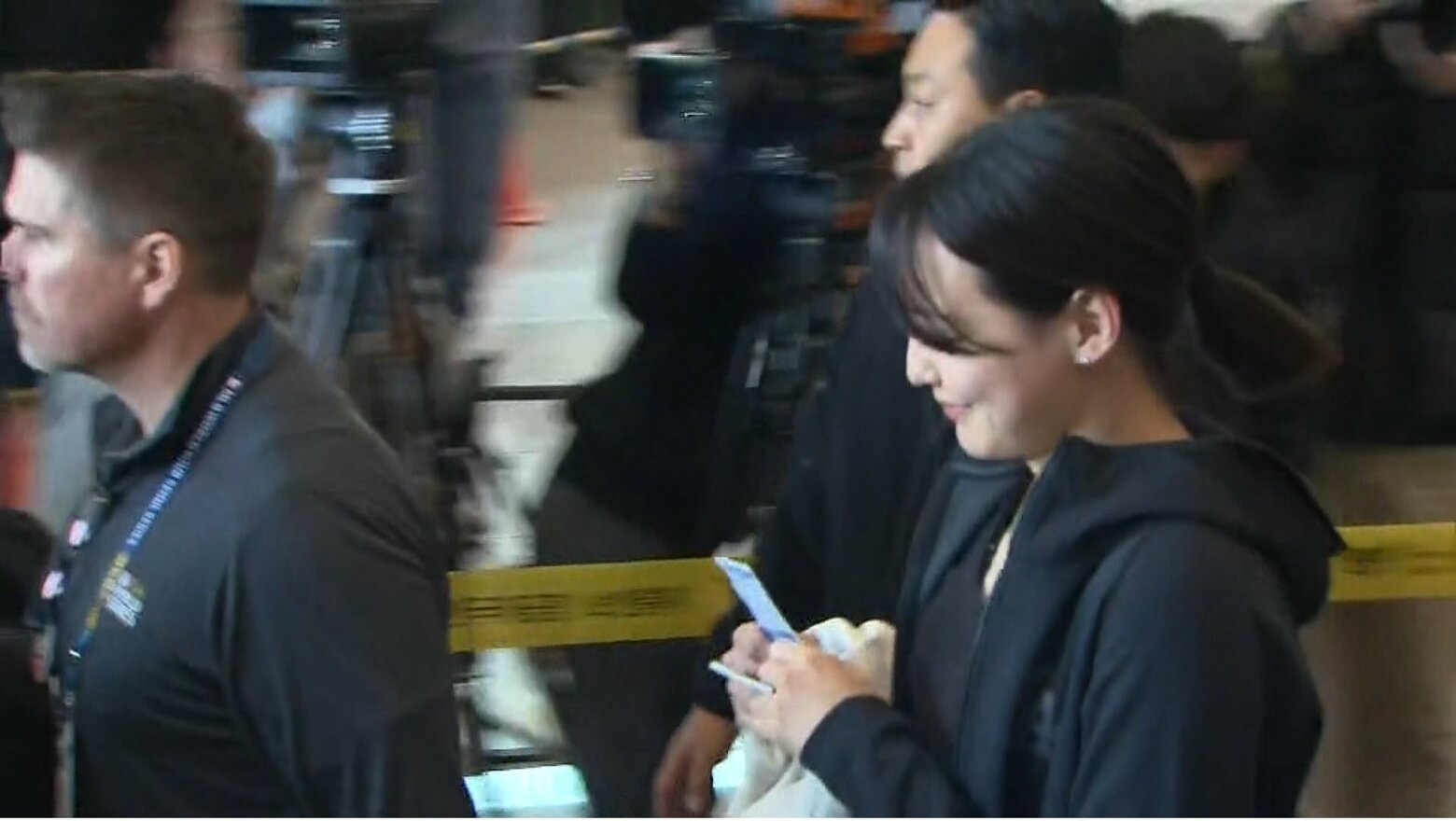 【速報】大谷翔平選手が開幕戦の地・韓国に夫婦2Sで到着 空港に歓声あがる｜FNNプライムオンライン