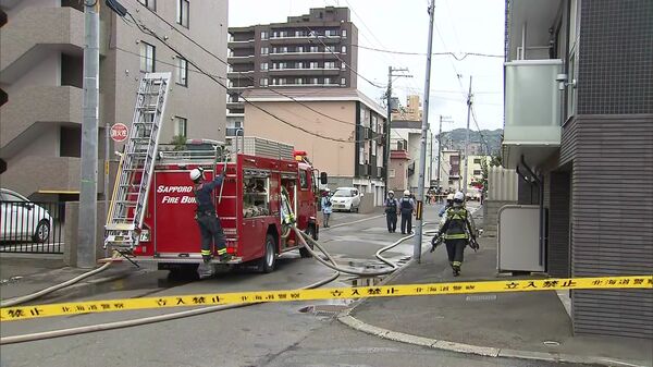 「1階の窓が割れていて煙が出ている」2階建て住宅で火事…住人とみられる70代男性が意識のない状態で搬送もその後死亡―警察と消防が出火原因調べる〈札幌市西区〉｜FNNプライムオンライン
