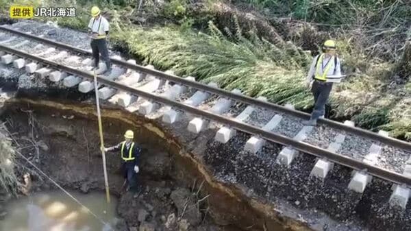 【土が流出し一部が宙に浮く線路】線状降水帯の爪痕残る…北海道東部のJR根室線_9月24日以降も特急を含む列車45本が運休... 復旧は少なくとも来週いっぱいまでかかる見通し｜FNNプライムオンライン