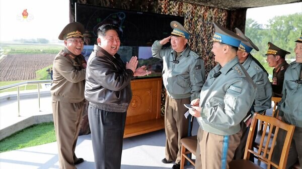 金正恩総書記が朝鮮人民軍の空軍飛行隊の戦闘訓練を指導 ロシア派兵で得た戦術などを軍全体で共有し内外にアピールしたい思惑か 北朝鮮メディア｜FNNプライムオンライン