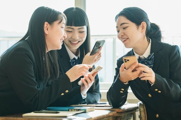 日本の高校生はSNSトラブル少ないが「無視」で問題深刻化も…日米中韓の高校生SNS調査 「推し活」目的最多36.7％｜FNNプライムオンライン