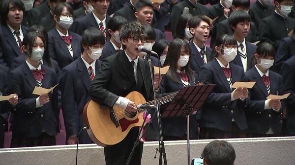 一戸と福岡工が統合した「県立北桜高校」 開校式で作詞作曲した「SaToMansion」の佐藤和夫さんがギター伴奏で校歌斉唱｜FNNプライムオンライン
