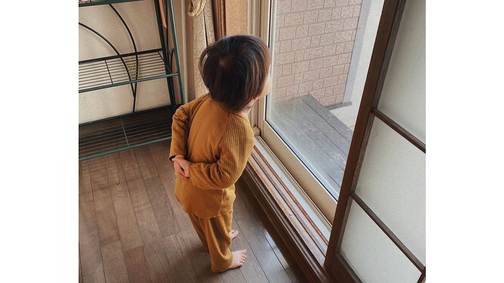 縁側を見る2歳男児の“おじいちゃんぽい”ポーズに貫禄…誰の影響なの? 母親に聞いてみた｜FNNプライムオンライン