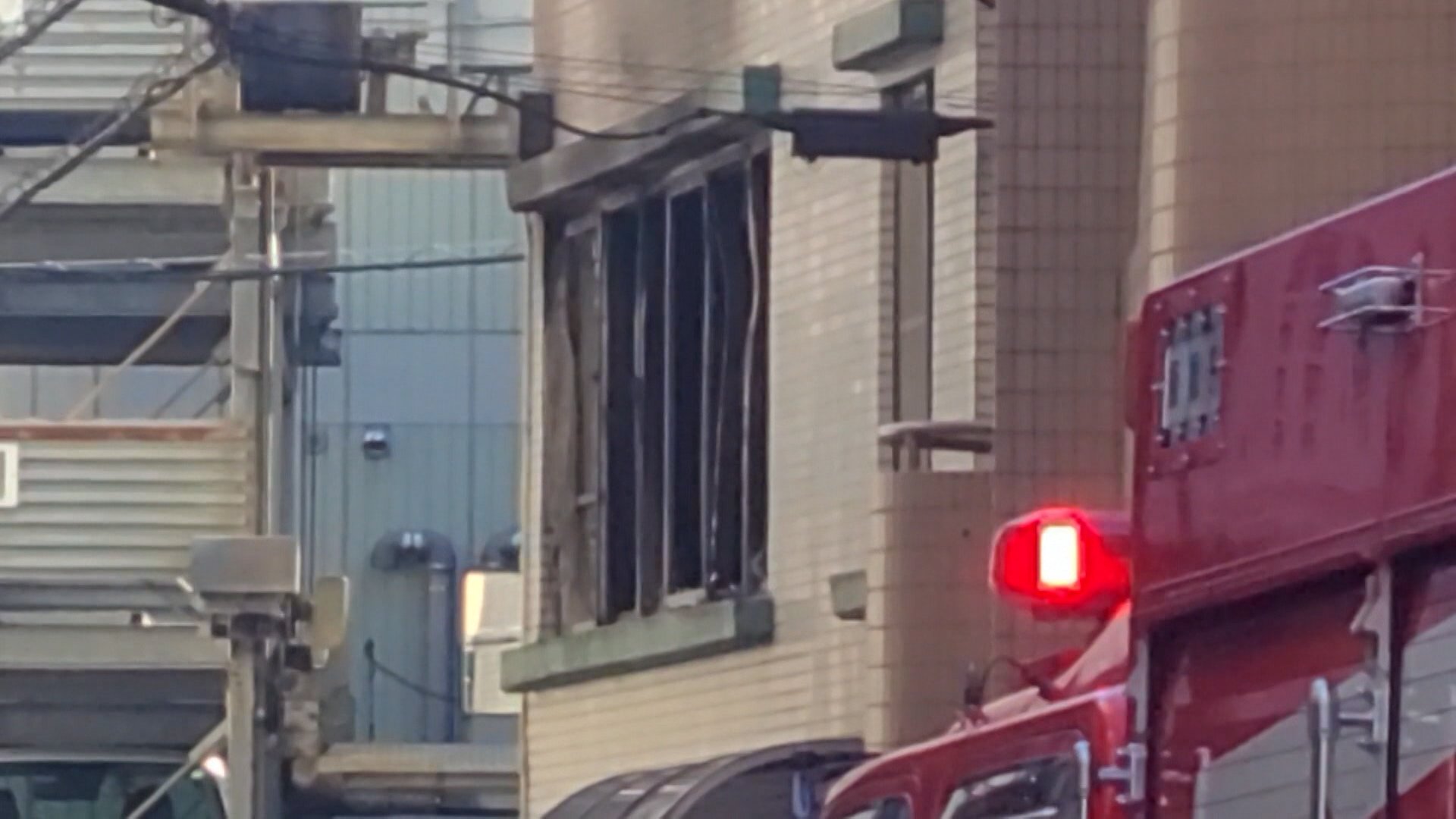 東京・板橋区のマンションで火災4人けが 男女4人が病院搬送も命に別条はなし 消防車など31台が出動し約2時間後に消し止められる(FNNプライムオンライン) - goo ニュース