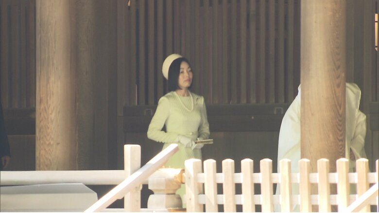 彬子さま淡いグリーンのロングドレス姿で明治神宮を参拝 昭憲皇太后110年祭の節目にあたり｜FNNプライムオンライン
