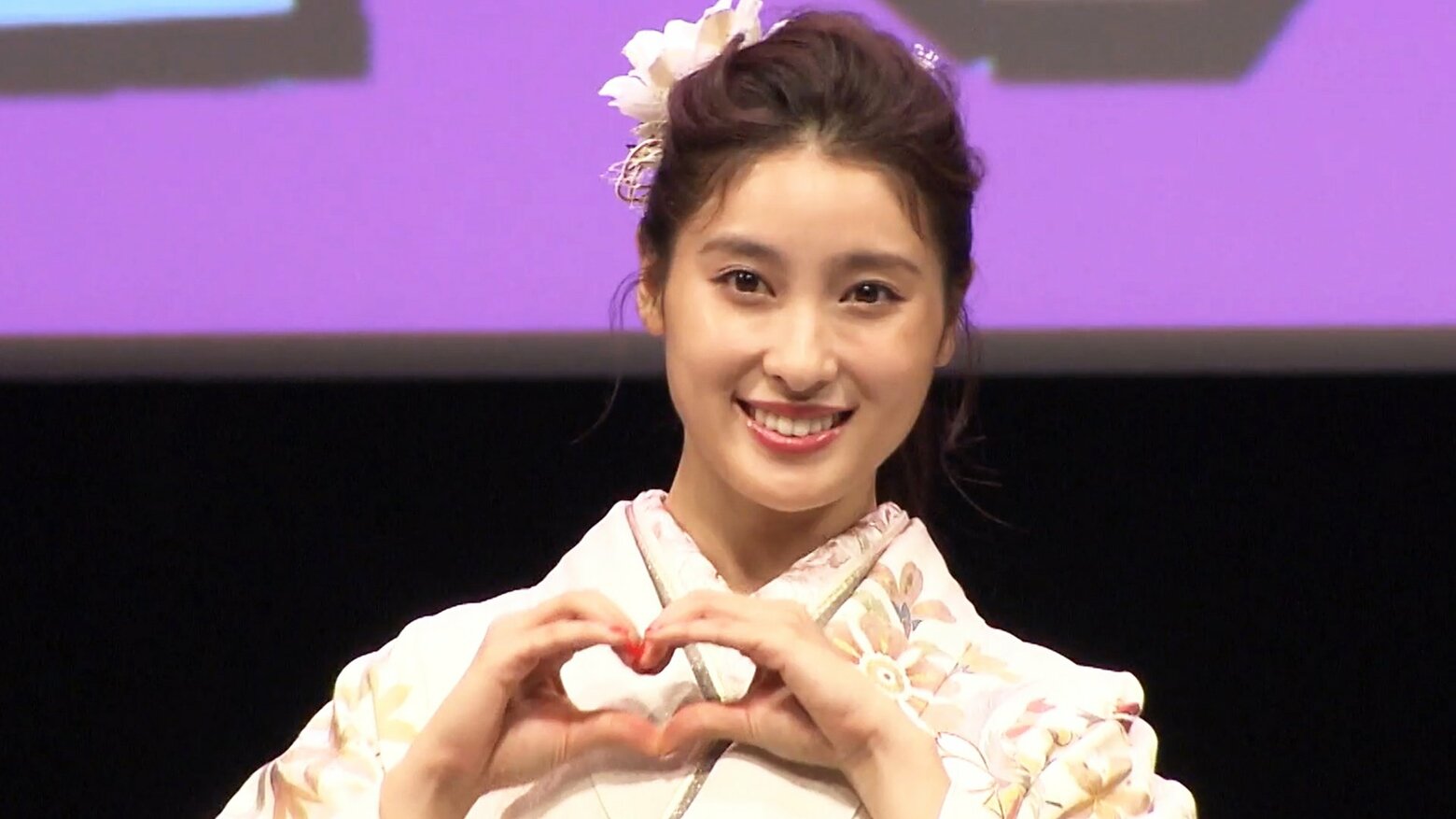 土屋太鳳「振り袖はバームクーヘン」 “幸せの層”を重ねた振り袖姿披露 笑顔で魅了｜FNNプライムオンライン