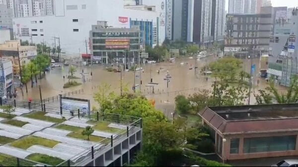 「200年に一度」の記録的大雨…韓国でも元台風14号が深刻な被害もたらす 道路陥没で消防車両など2台が穴に落ちる｜FNNプライムオンライン