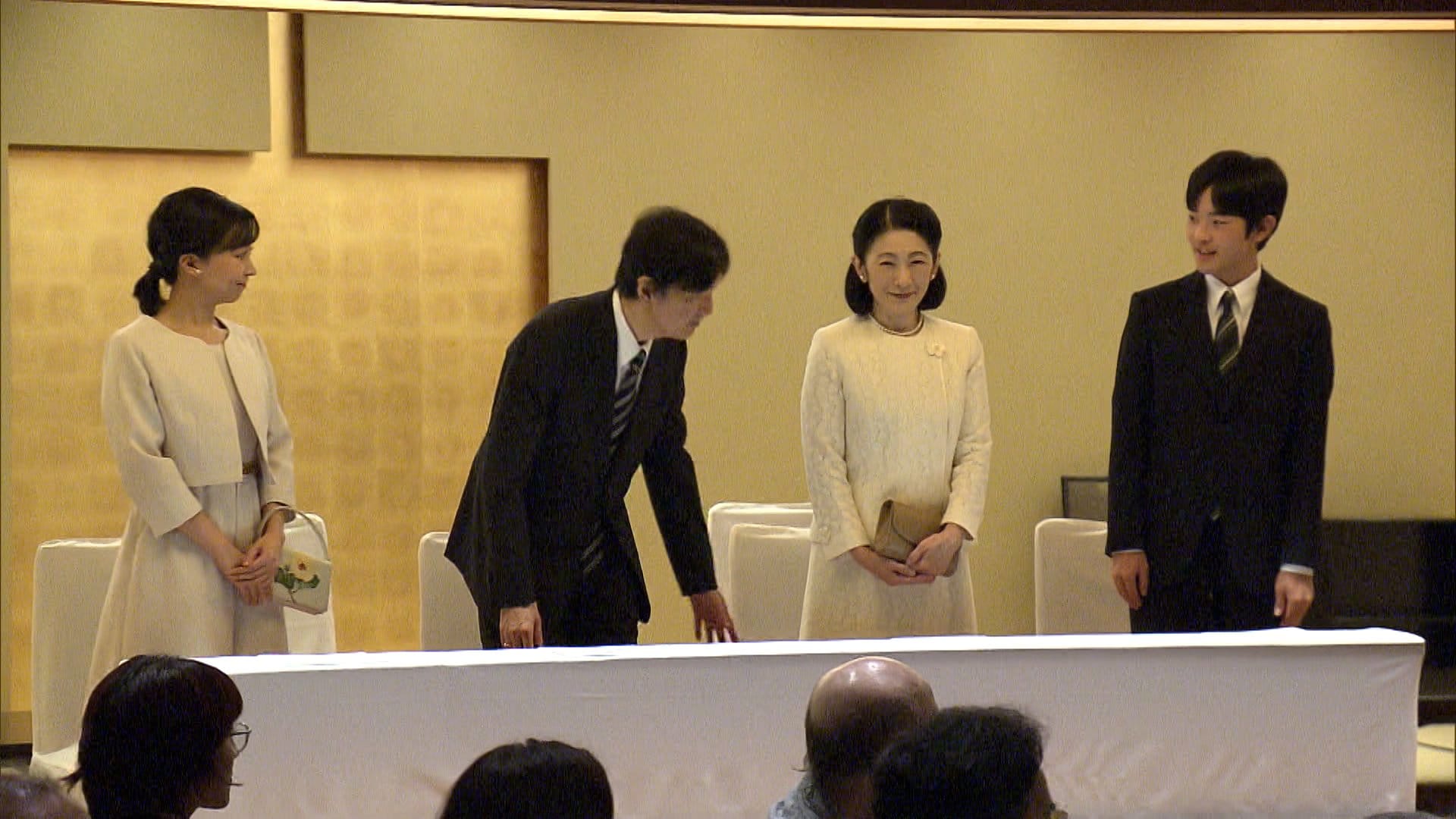 秋篠宮ご一家「琉球舞踊」鑑賞 成年式後初の公的活動（FNNプライムオンライン）｜dメニューニュース（NTTドコモ）