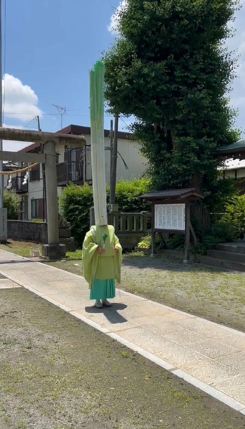 頭部2m超え「長ネギ」キャラが輪をくぐる“神社の儀式”が話題…首や腰は大丈夫なの？中の人に聞いた｜FNNプライムオンライン