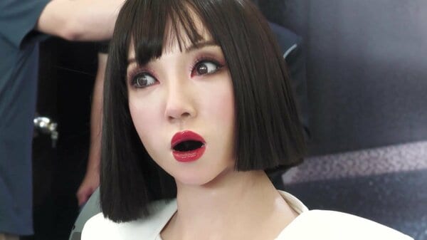 リアル過ぎ！「27体の人型ロボット」中国に大集合…医療や家事サポート、似顔絵描き…どこまでできる？背景には少子化｜FNNプライムオンライン