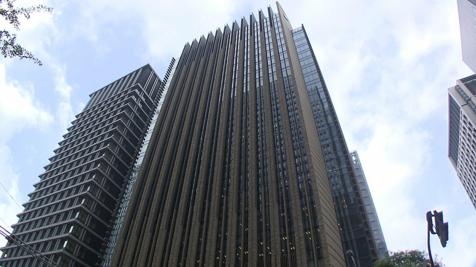 三井住友FG 3年間で業務量7000人分削減へ 店舗はサポートサービス提供の「ストア」展開を計画｜FNNプライムオンライン