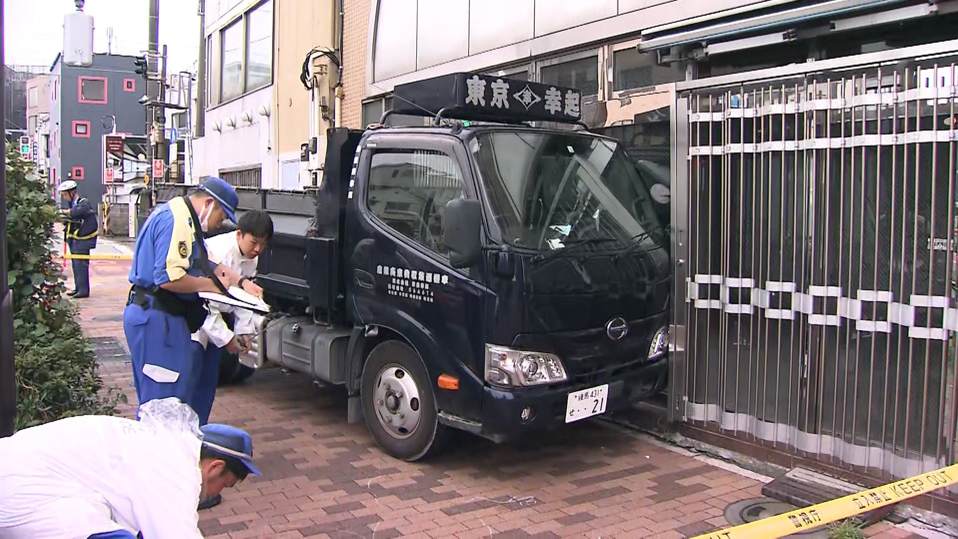 トラックが歩道乗り上げ女性に接触後クリーニング店に突っ込む…男性運転手が意識不明の重体 女性は頭などにけが 東京・世田谷区（FNNプライムオンライン）｜dメニューニュース（NTTドコモ）