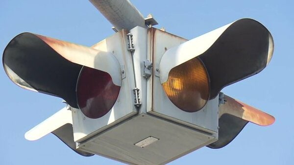 事故を誘発する？一灯点滅式信号機 ちょっと変わった形で信号機と認識されず 耐震性への不安や修理困難もあり廃止が進む｜FNNプライムオンライン